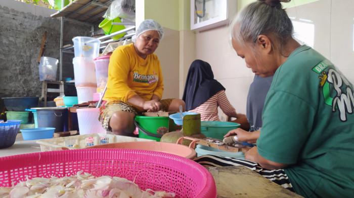 Naik Kelas Bersama BRIncubator, Perjuangan Rini Bawa Bawang Goreng Desa ...