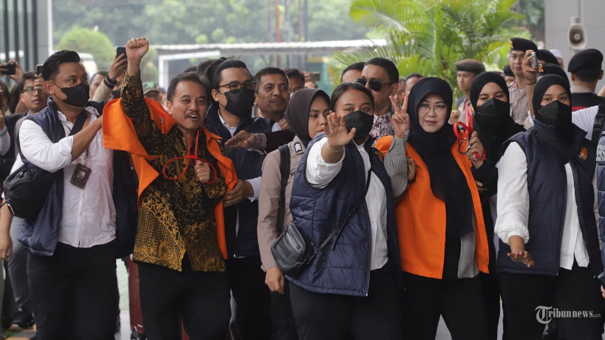 Roy Suryo dan Dokter Tifa Keluar dari Kejari Tanpa Rompi Oranye, Kuasa ...