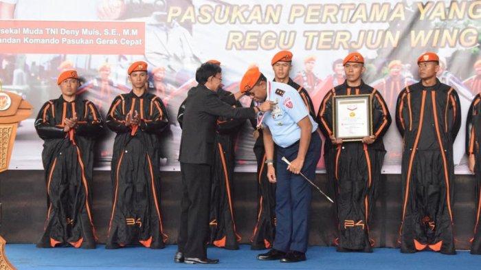 Baru Saja Raih Rekor MURI, Seperti Apakah Tim Terjun Wingsuit Kopasgat TNI AU? - TribunNews.com
