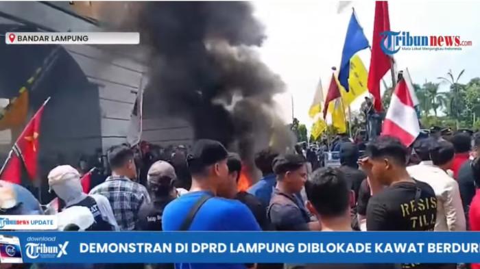 Detik-detik Kawat Berduri Dibuka saat Demo di Lampung, Mobil Pikap ...