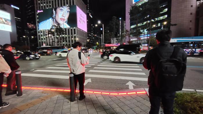 Lampu Lalu Lintas di Trotoar Seoul Memandu Pejalan Kaki yang Sibuk ...