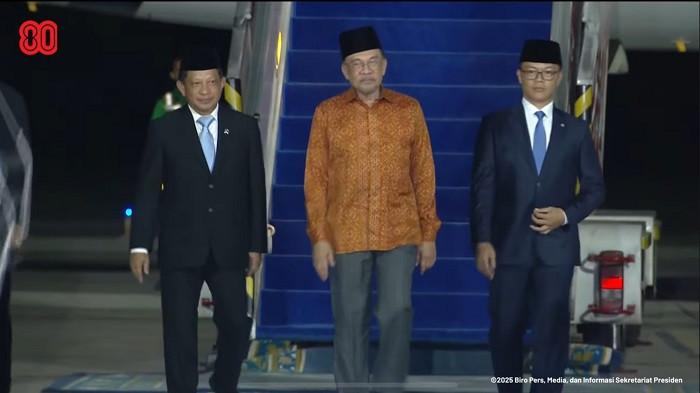 Anwar Ibrahim Tiba di Halim Perdanakusuma, Disambut Menlu Sugiono Hingga Mendagri Tito Karnavian ...