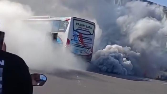 Viral Bus Pariwisata Keluarkan Asap Tebal di Karanganyar, Polisi ...