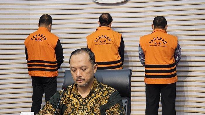 KPK Tahan Max Ruland Boseke Tersangka Korupsi Truk Angkut Basarnas yang ...