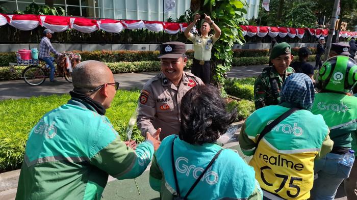 Komunitas Ojol Gelar Aksi Damai di Monas, Bagikan Mawar untuk TNI-Polri ...