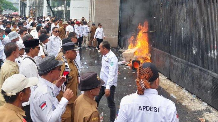 BREAKING NEWS: Perangkat Desa Demo Depan Gedung DPR, Sempat Diwarnai Aksi Lempar Botol - Halaman ...
