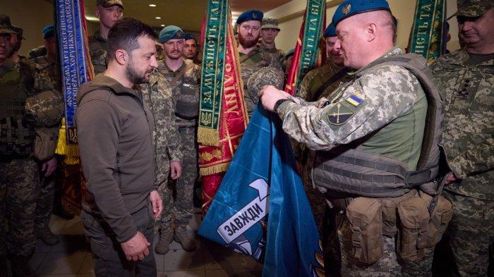 Presiden Zelensky Kunjungi Garis Depan di Donetsk, Beri Penghargaan ke ...