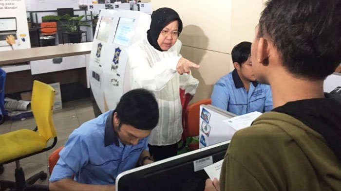 Bu Risma Kembali Marah-marah Melihat Antrean Panjang Pemohon KTP ...