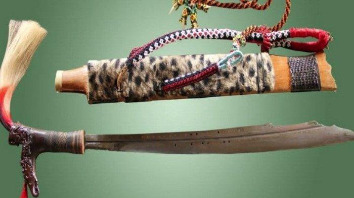 Mengenal Mandau, Senjata Tradisional Khas Suku Dayak Kalimantan ...