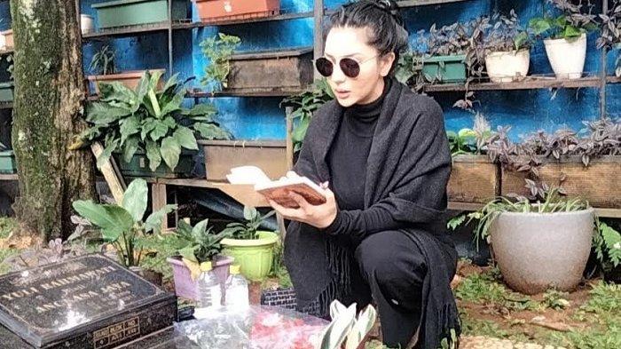 Ziarah ke Makam Julia Perez, Siva Aprilia Izin Nyanyikan Ulang Lagu ...