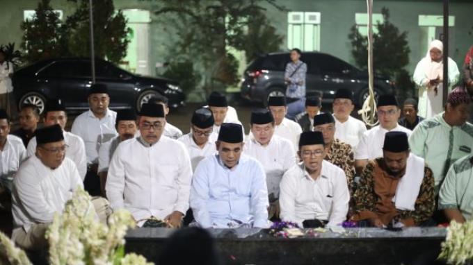 Didampingi Waketum PKB, Sekjen Gerindra Ziarah ke Makam KH Dimyati Rois ...