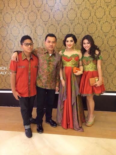 Gaya Kompak Anang Sekeluarga di Resepsi Raffi dan Nagita - TribunNews.com