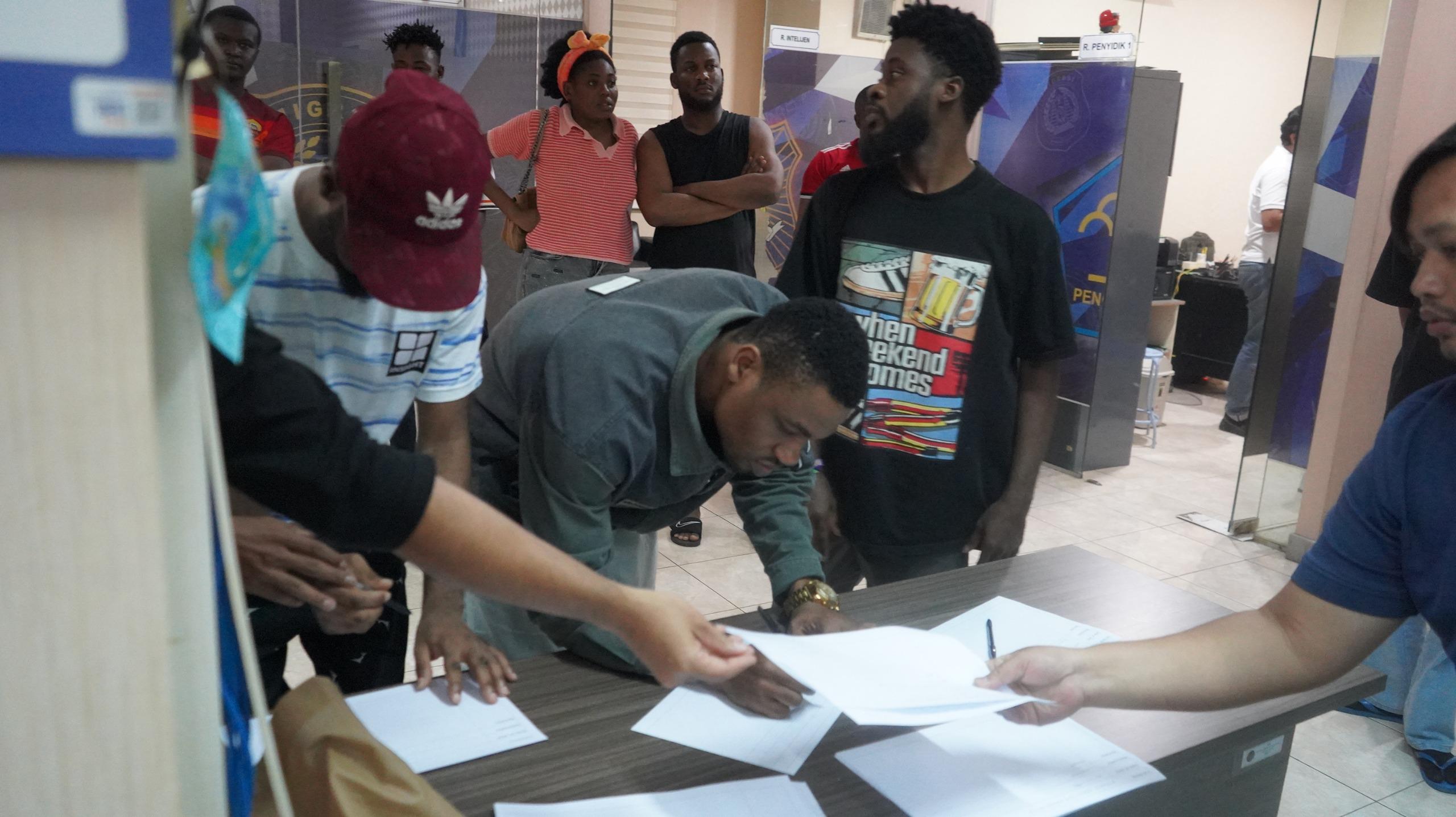 Imigrasi Soekarno-Hatta Amankan 25 WNA Diduga Langgar Izin Tinggal dalam Operasi Gabungan ...