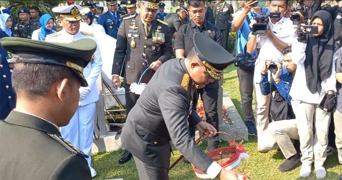 Panglima TNI, 3 Kepala Staf dan Pejabat Tinggi Tabur Bunga di Pusara BJ ...