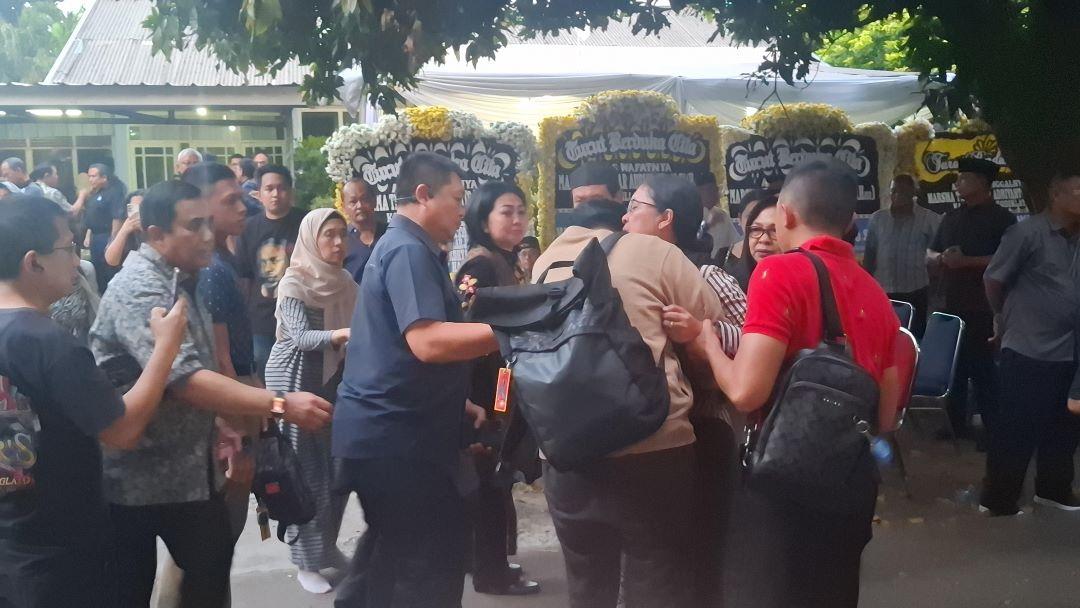 Si Bungsu Menangis dalam Pelukan Ibunda Saat Tiba di Rumah Duka Marsma ...