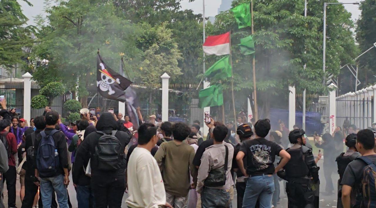 Bendera One Piece Berkibar di Demo 'Bubarkan DPR' Senayan, Simbol Fiksi ...