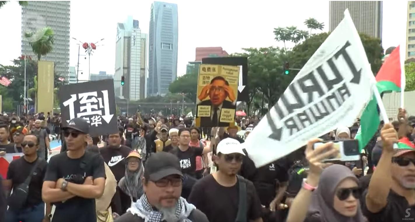 Demo 'Turun Anwar' Usai, Total 18 Ribu Warga Malaysia Tuntut Anwar ...