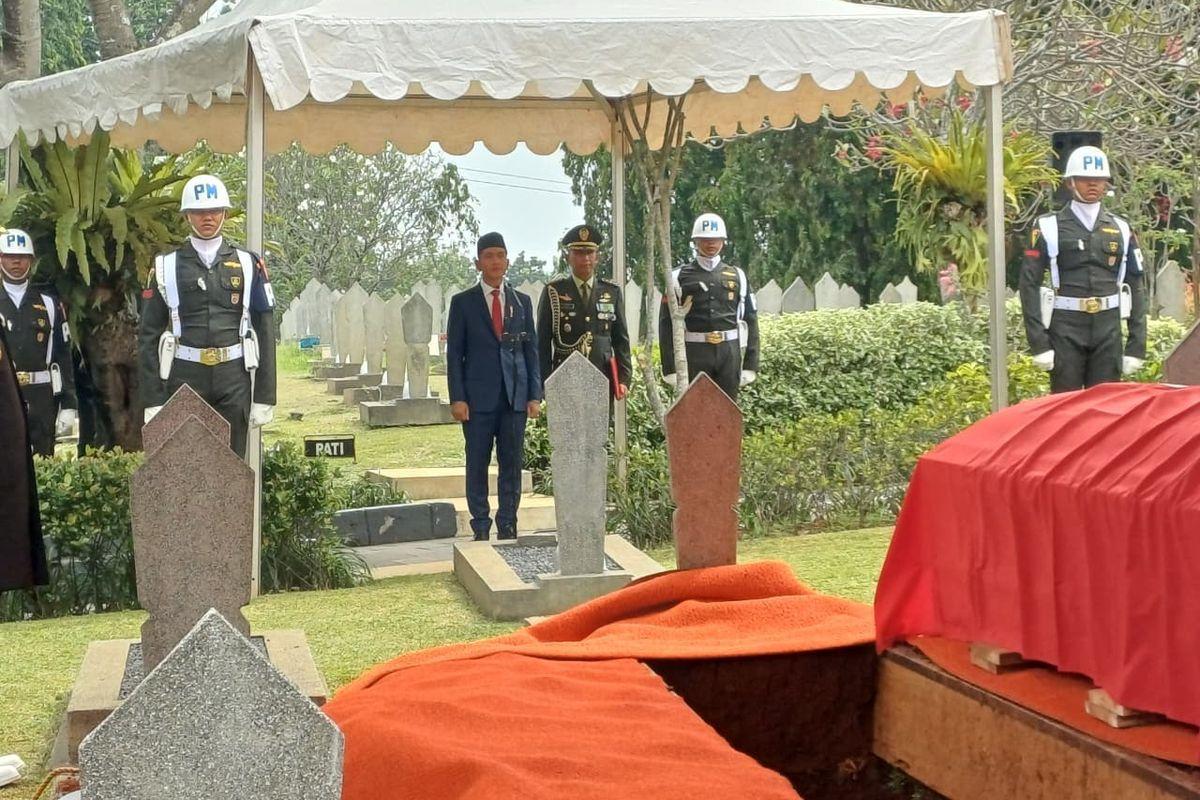 Istri Wapres ke-4 Dimakamkan Militer, Gibran Jadi Irup, Negara Tunduk ...