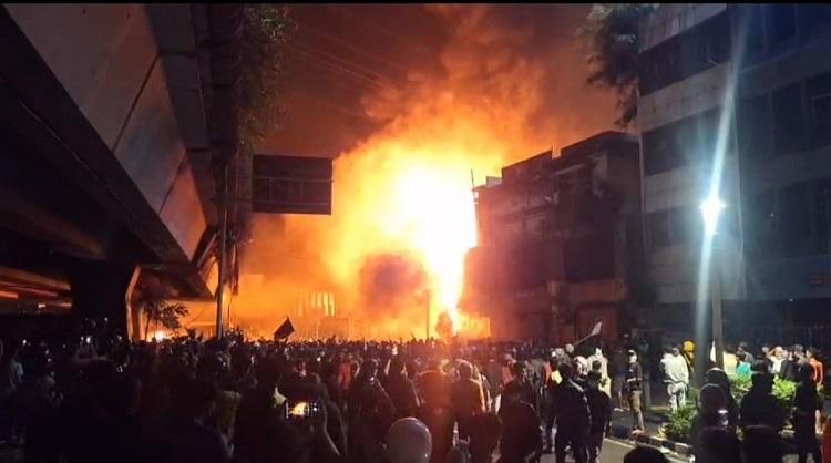 Halte Bus Trans Jakarta di Pasar Senen Dibakar Massa, Api Berkobar ...