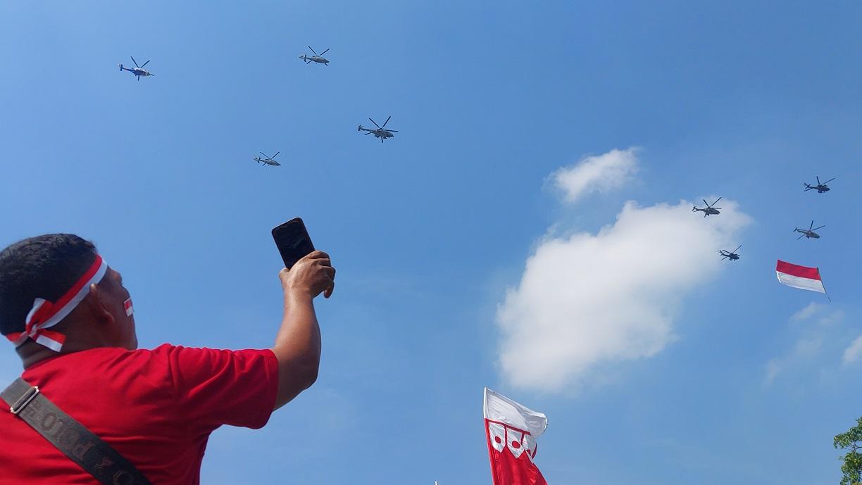 8 Helikopter TNI Kibarkan Bendera Raksasa Merah Putih, Pukau Warga di ...