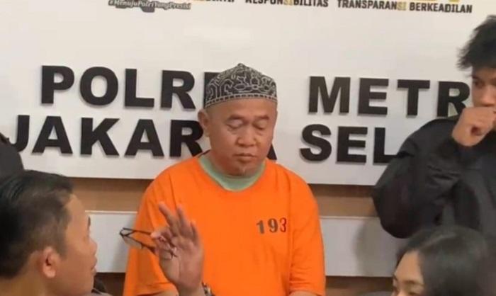 Wajah Pasrah Predator Anak Bermodus Guru Ngaji di Tebet Saat Berbaju Tahanan - TribunNews.com