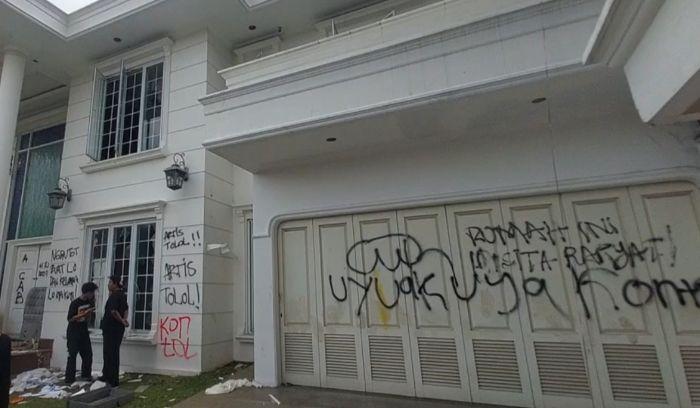 Kondisi Rumah Uya Kuya Berantakan Setelah Disambangi Massa, Ada Tulisan ...
