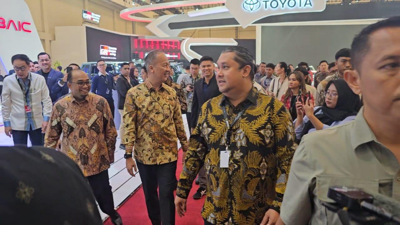 Menperin Agus Gumiwang Didampingi 'Tour Guide' Saat Keliling GIIAS 2025 ...