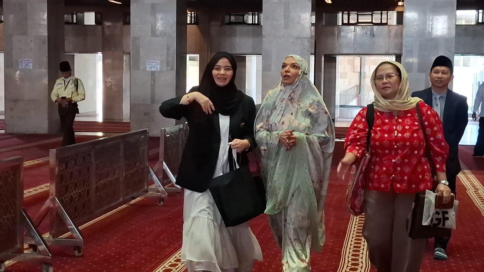 Momen Menteri Wanita Muslim Pertama Australia Salat di Masjid Istiqlal ...