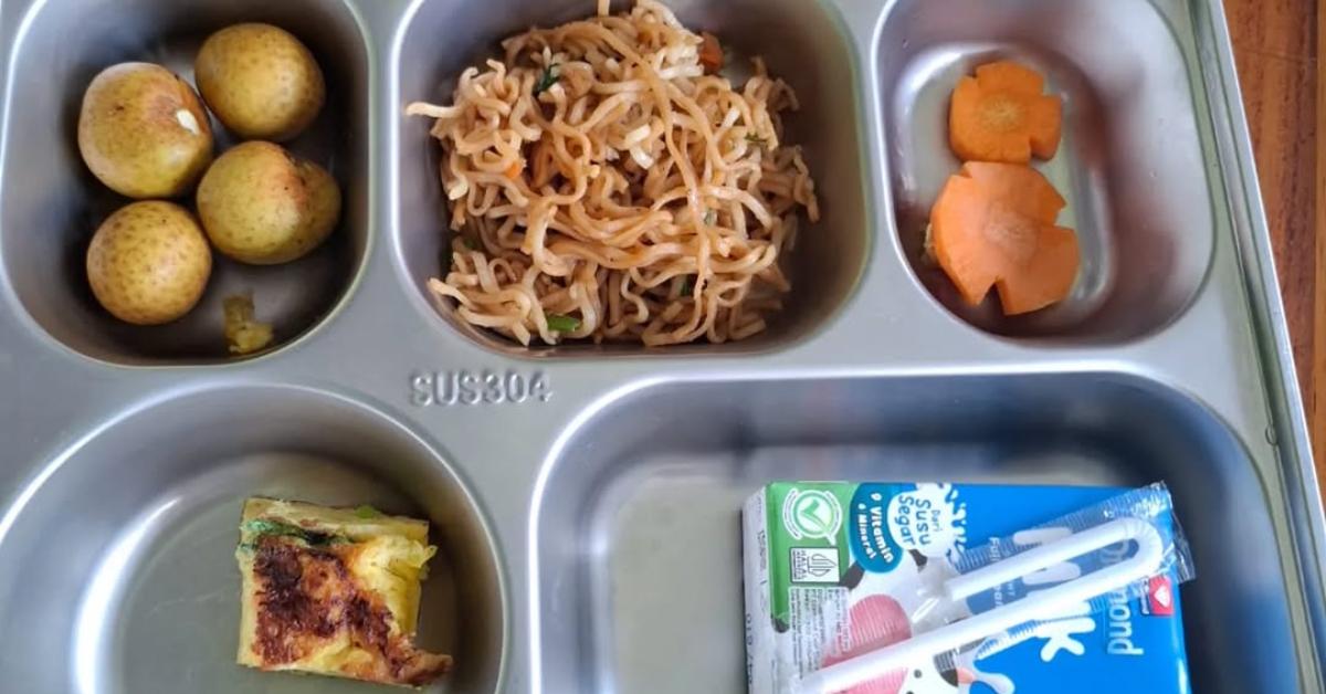 Memprihatinkan! Menu MBG di Kendal Cuma Mi Goreng, Telur Dadar, dan ...