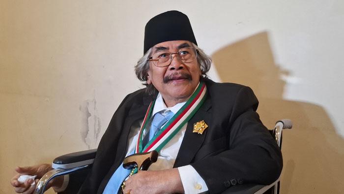 Jaja Miharja Tahan Air Mata Saat Terima Tanda Kehormatan dari Presiden ...