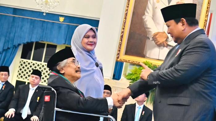 Jaja Miharja Terima Tanda Kehormatan dari Presiden Prabowo Sambil Duduk ...