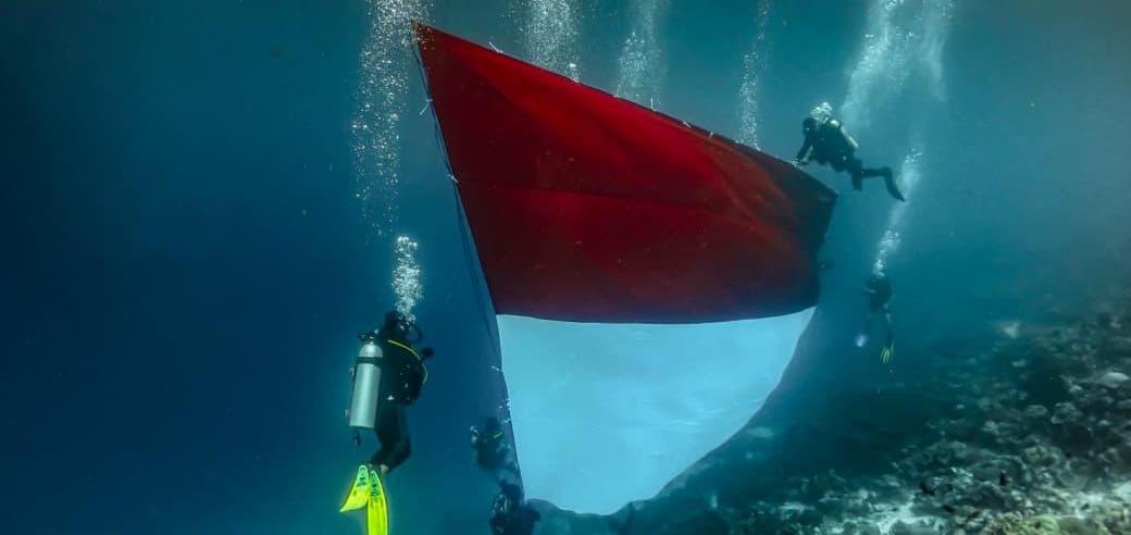 Rayakan HUT RI, PPT Bentangkan Bendera Merah Putih di Laut Wakatobi ...