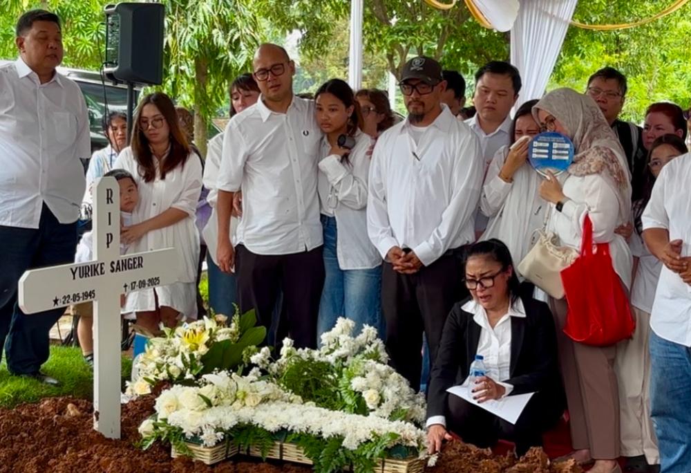Tempat Peristirahatan Terakhir Yurike Sanger Berdampingan dengan Makam ...