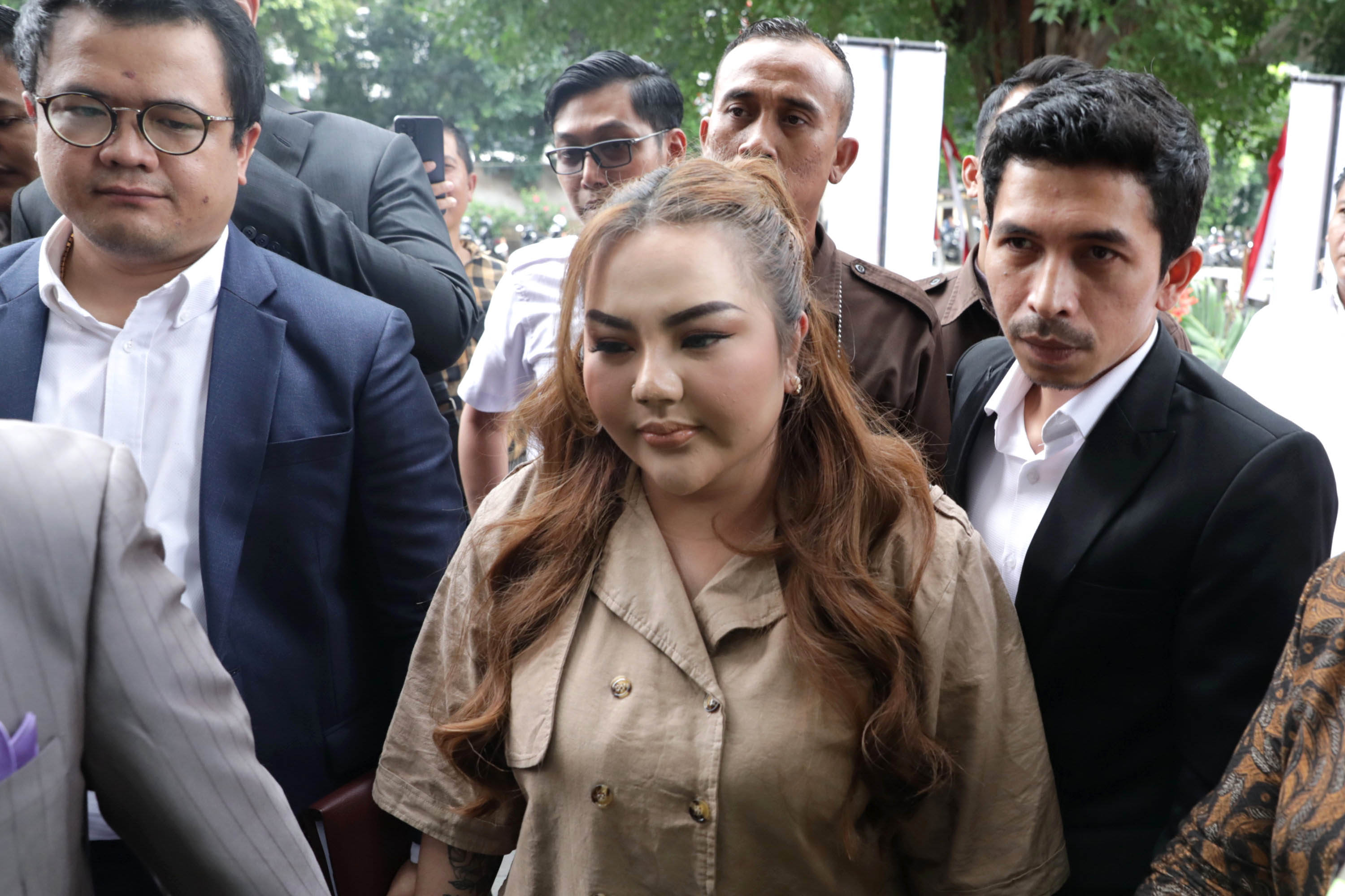 Lisa Mariana Tebar Senyum saat Hadiri Panggilan KPK, Jadi Saksi Dugaan Korupsi yang Seret RK ...