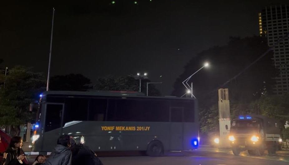 Puluhan Truk dan Bus TNI Masuk Kompleks DPR Sejak Dinihari, Amankan ...