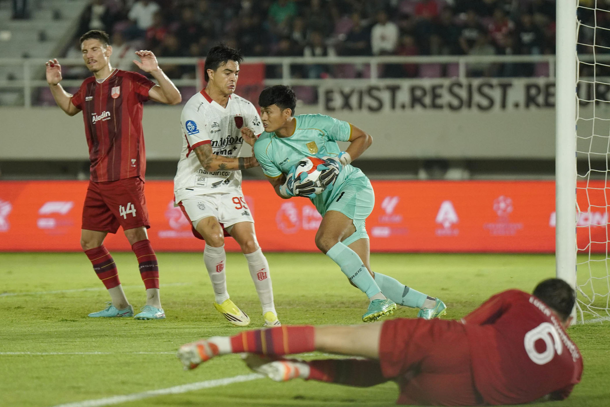 Kondisi Kiper Persis Solo Muhammad Riyandi usai Pingsan di Lapangan ...