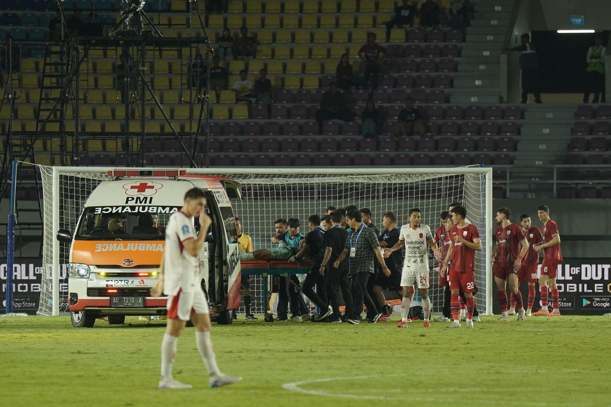 Kondisi Kiper Persis Solo Muhammad Riyandi usai Pingsan di Lapangan ...