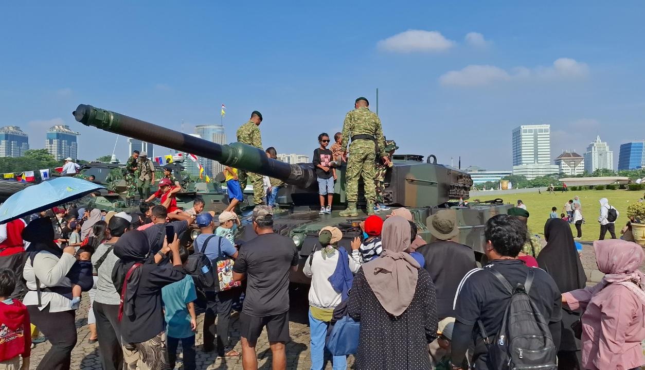 MBT Leopard 2A4, Tank Canggih TNI AD Jadi Primadona Warga untuk Berfoto ...