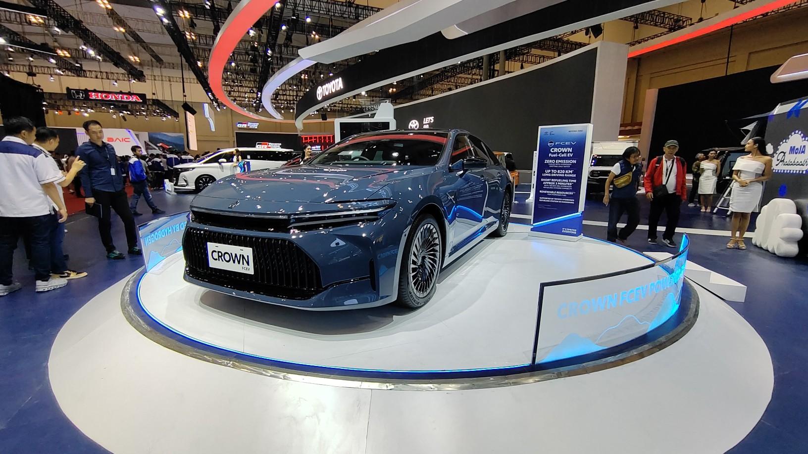 Crown FCEV Perkuat Posisi Toyota Sebagai Brand Mobil Hidrogen di GIIAS ...