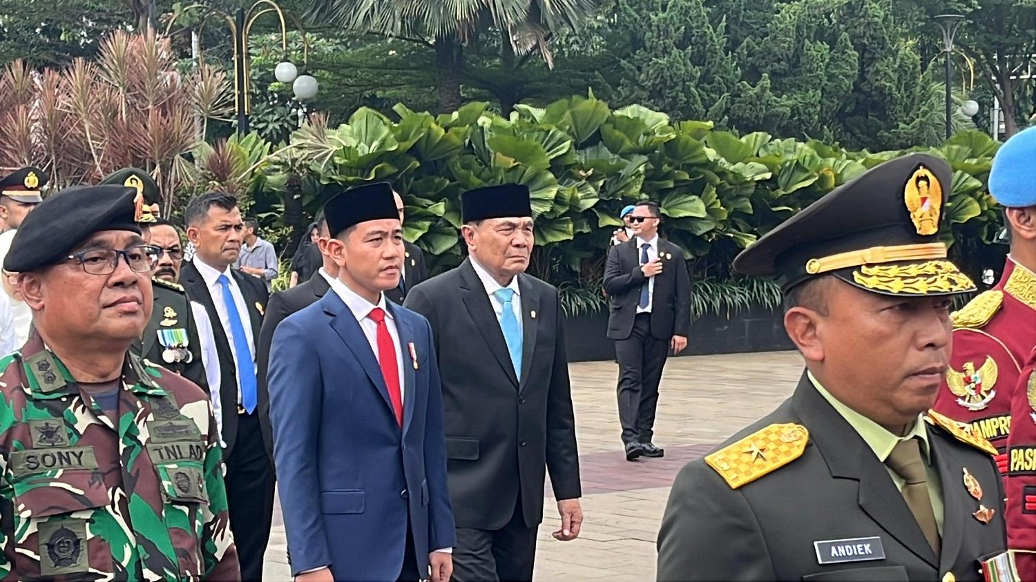 Gibran Pimpin Upacara Pemakaman Istri Wapres ke-4 RI, Karlinah Umar ...