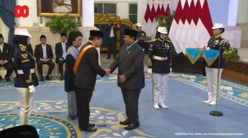 Agum Gumelar Terima Penghargaan Bintang Republik Indonesia Utama dari ...