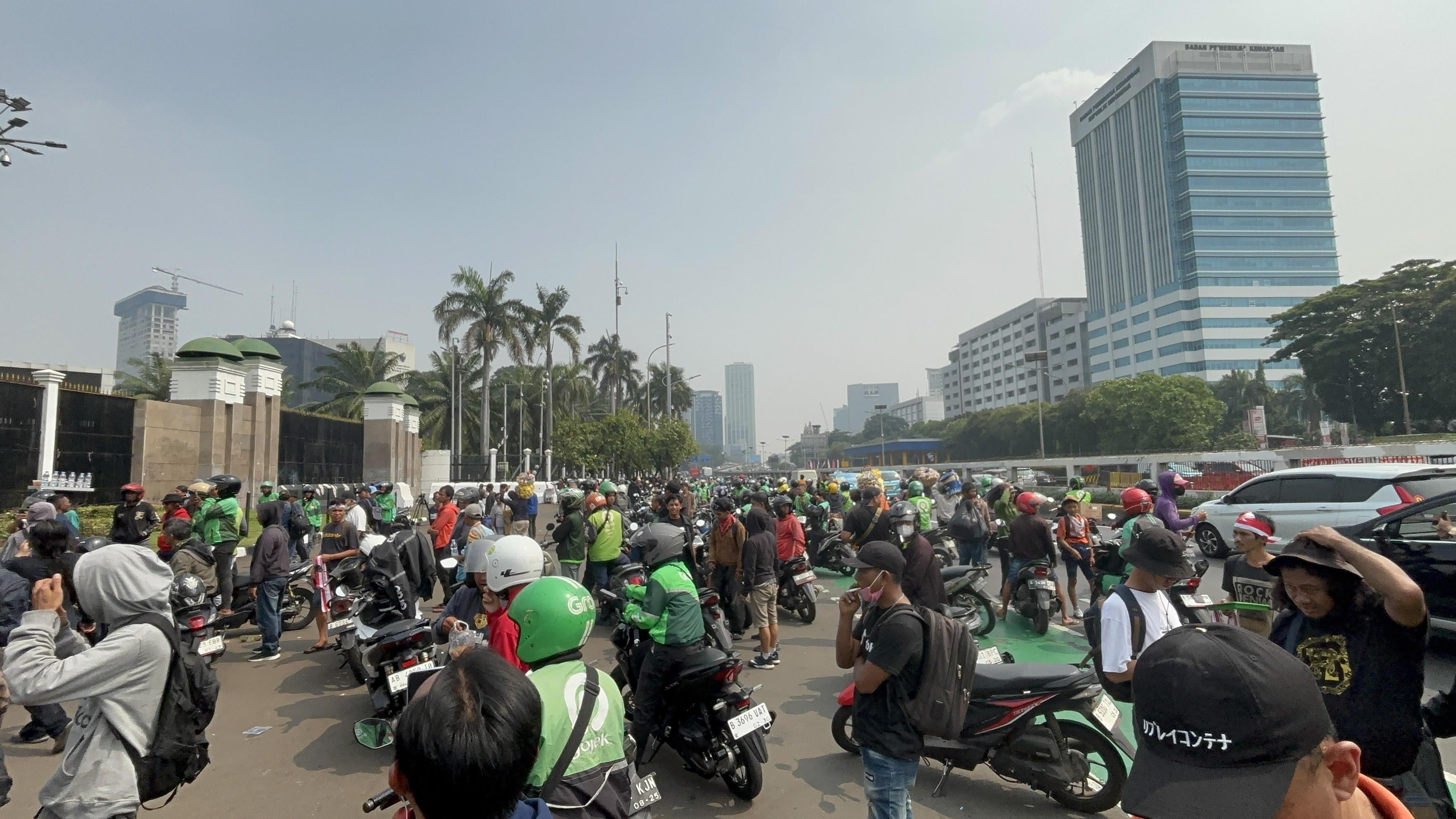 Puluhan Pengemudi Ojol dan Pedagang Padati Sekitar DPR, Menanti Mahasiswa Demo - TribunNews.com