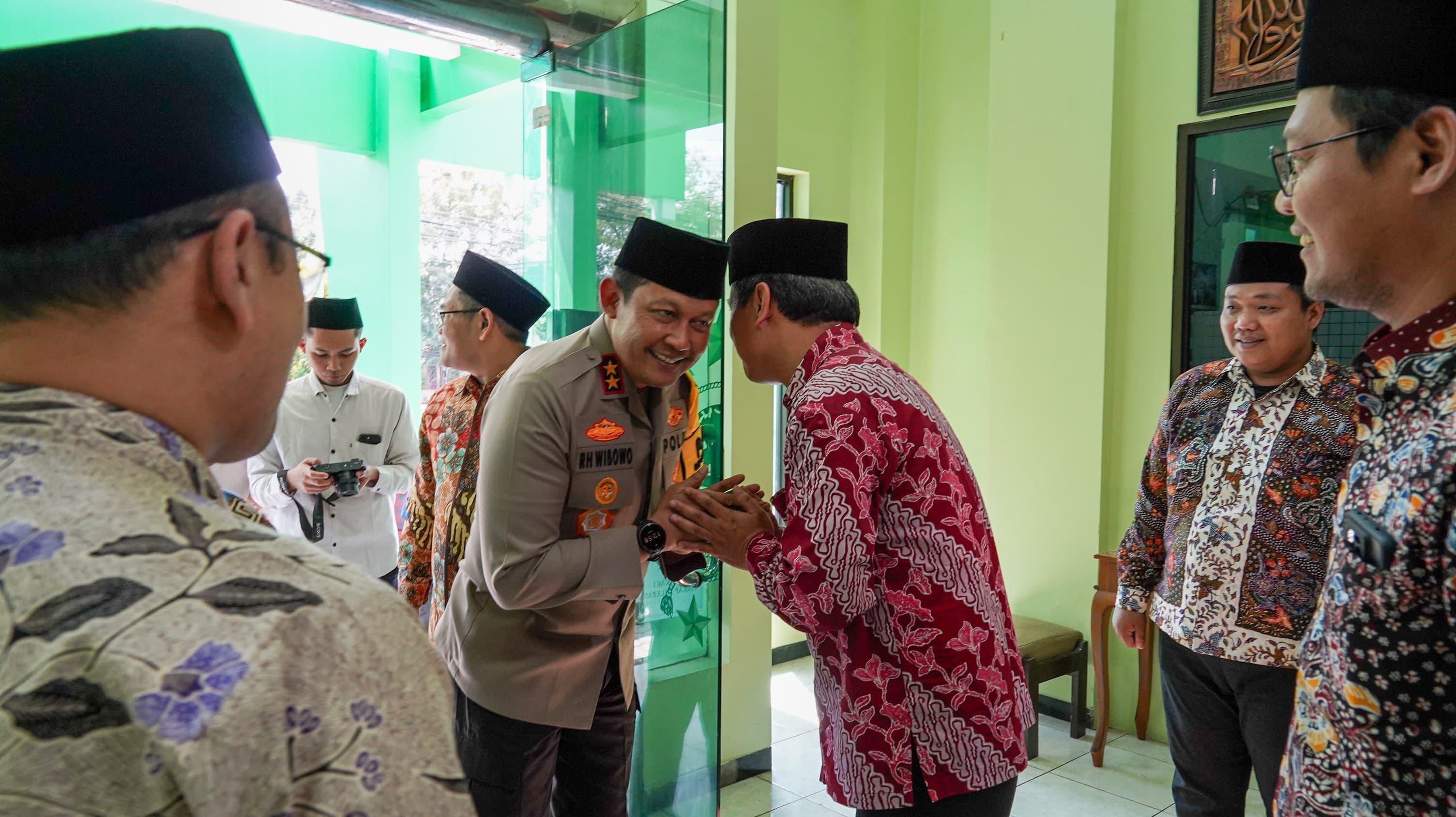 Jelang Pilkada Serentak, Kapolda Irjen Ribut Sambangi PWNU Usung Misi ...