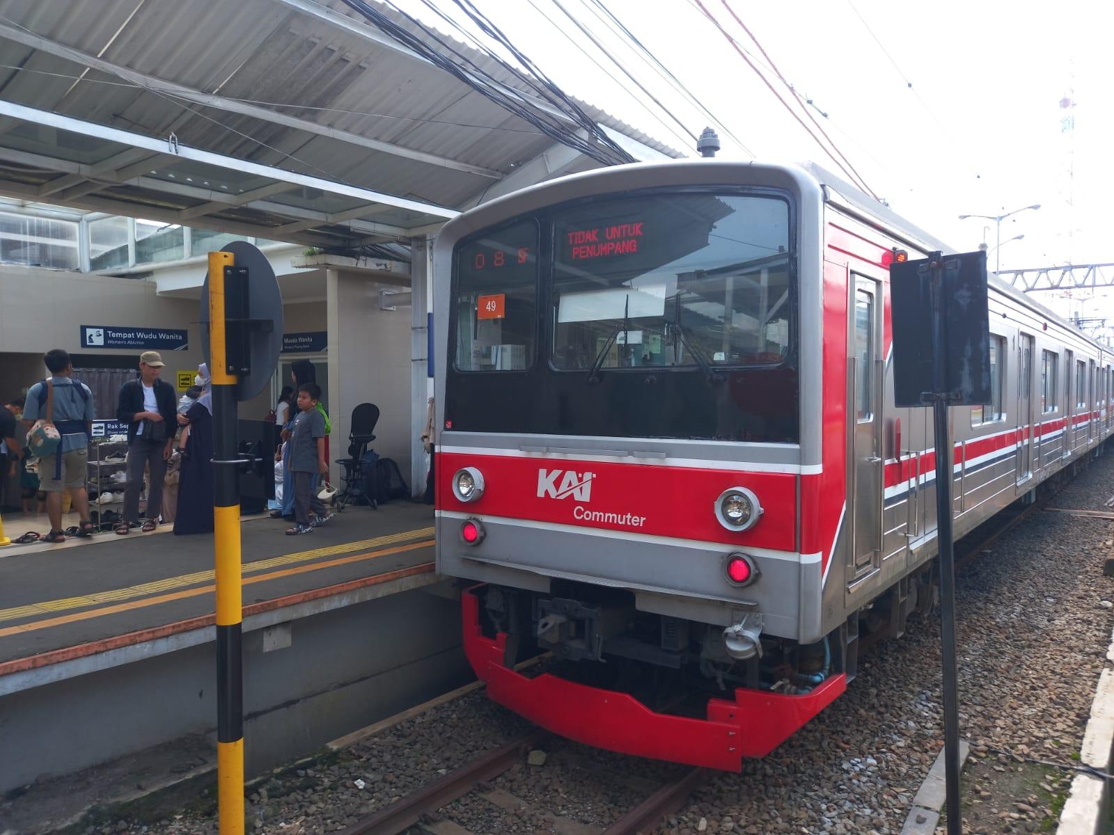 Seorang Pria di Bekasi Diduga Sengaja Tabrakkan Diri ke KRL Commuter ...