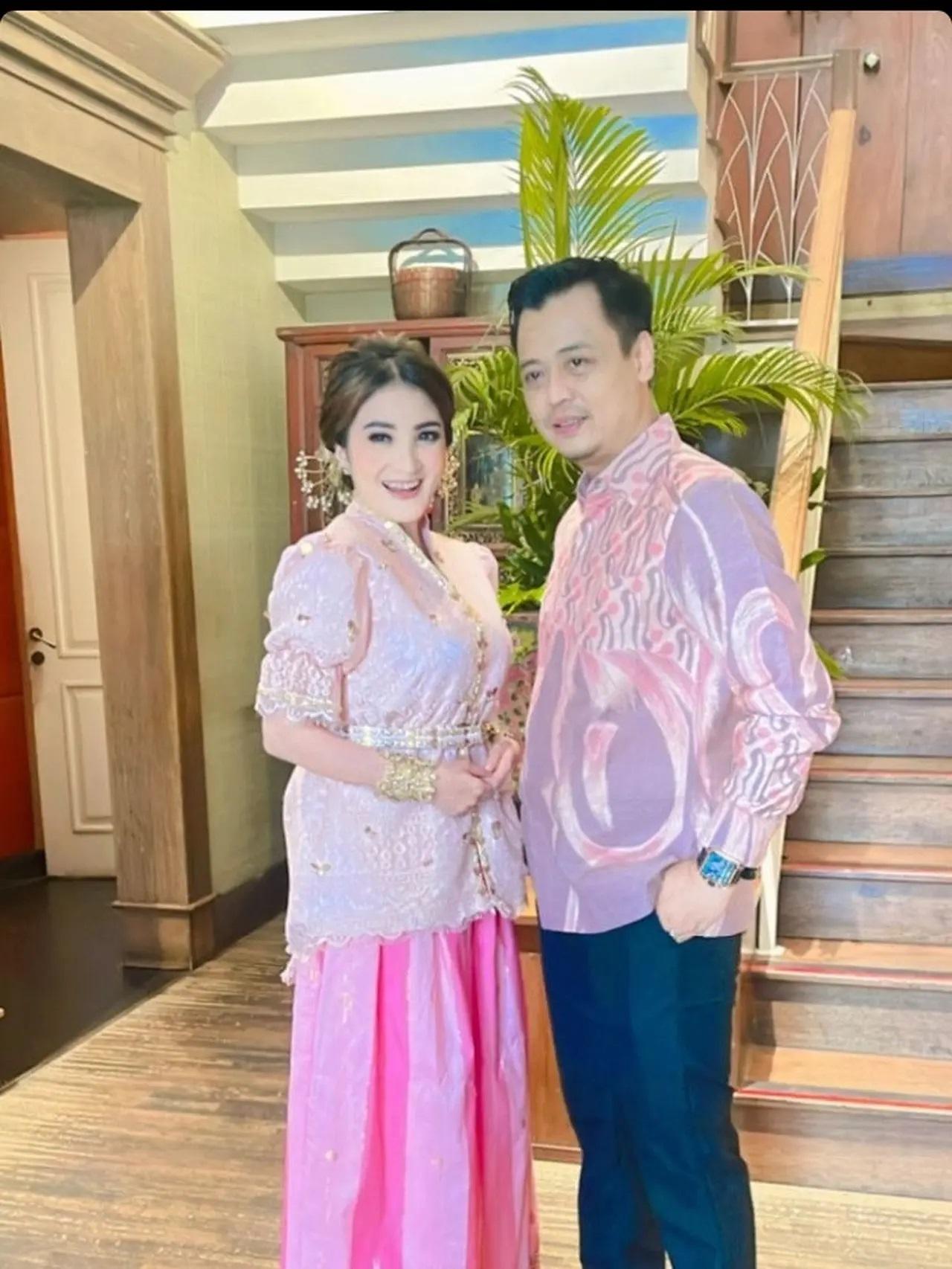 POTRET Lamaran Kiki Amalia dan Agung Nugraha, Pose Pamer Cincin hingga ...