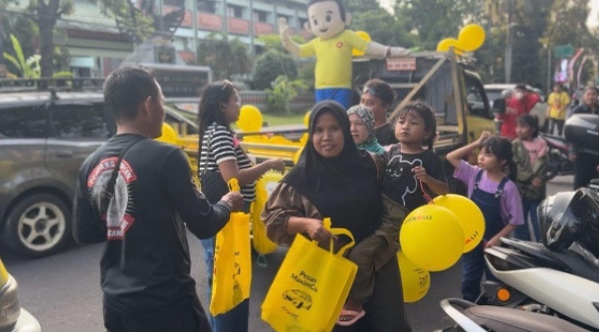 Dekat dengan Masyarakat: Maxim Berikan Bantuan Kemanusiaan melalui ...