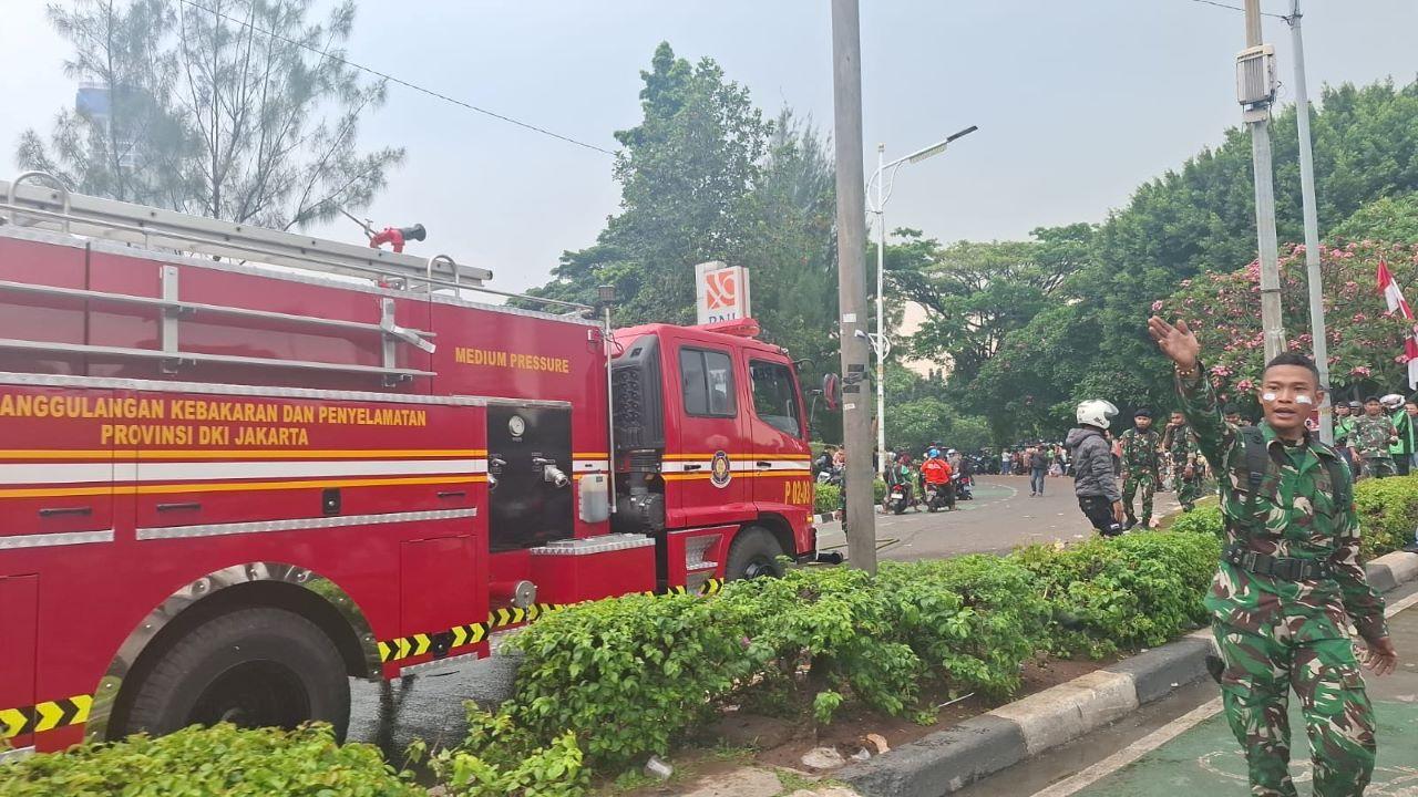 Sisa Gas Air Mata Masih Terasa di Depan Gerbang DPR, Damkar DKI ...
