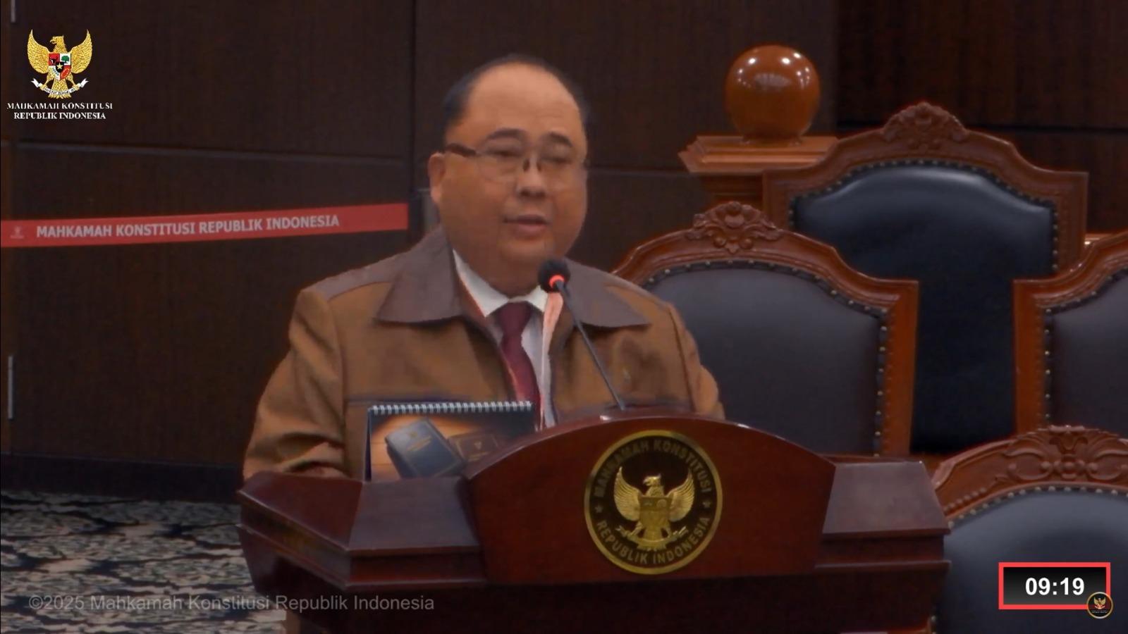 Guru Besar UI Satya Arinanto Beri Penjelasan dalam Sidang UU TNI di Mahkamah Konstitusi Pakai AI ...
