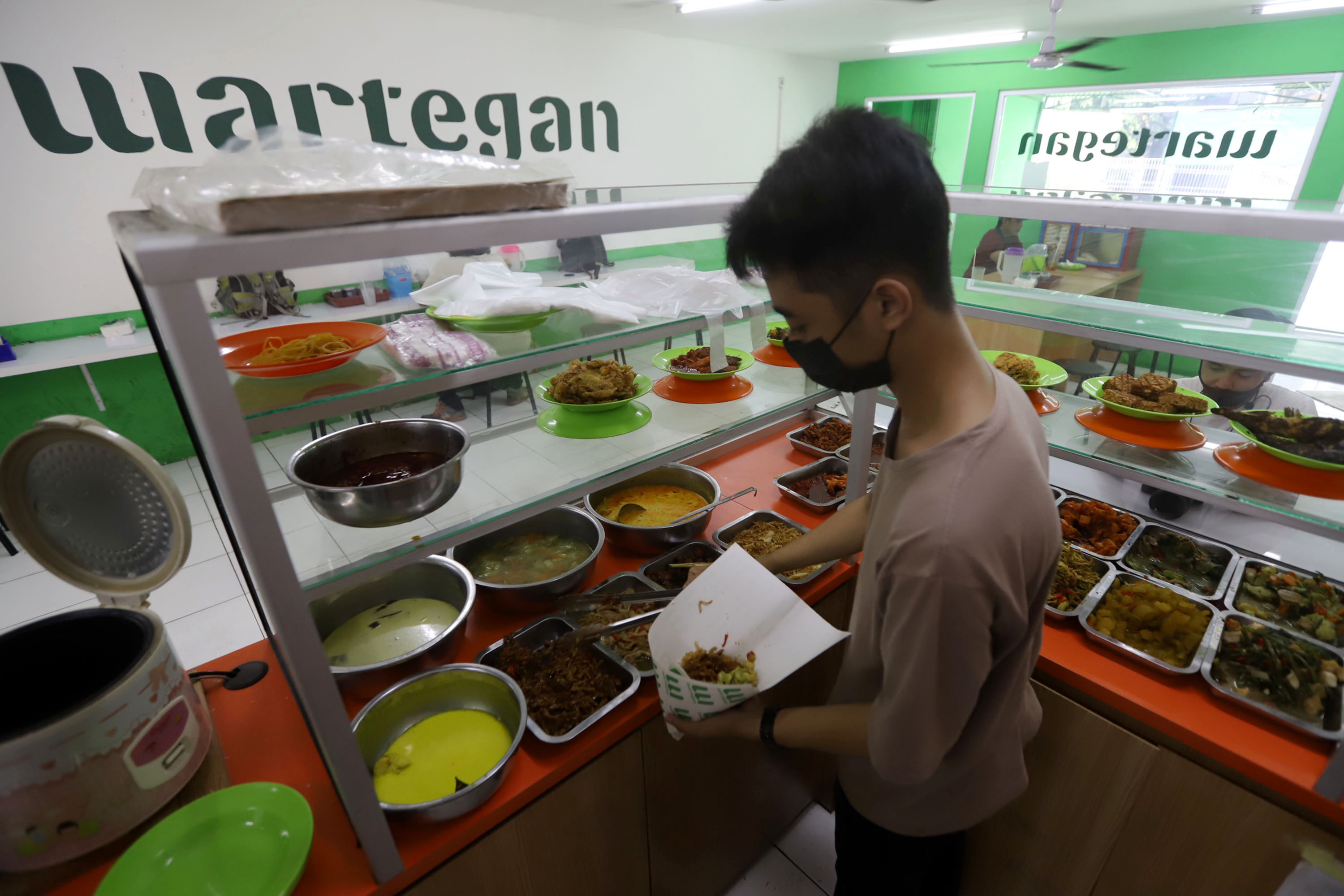 Viral Seorang Pria Makan di Warteg Bayar Cuma Rp5.000, Kowantara: Laporkan Jika Melanggar Hukum ...