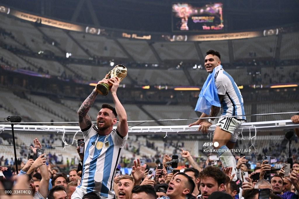 Sah! Postingan Lionel Messi Angkat Trofi Piala Dunia 2022 Pecahkan ...
